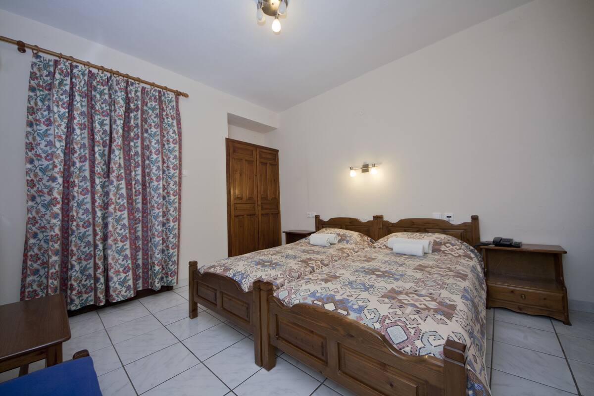 Quarto duplo, acessível | Cofres nos quartos, cortinas blackout, Wi-Fi de cortesia, roupa de cama
