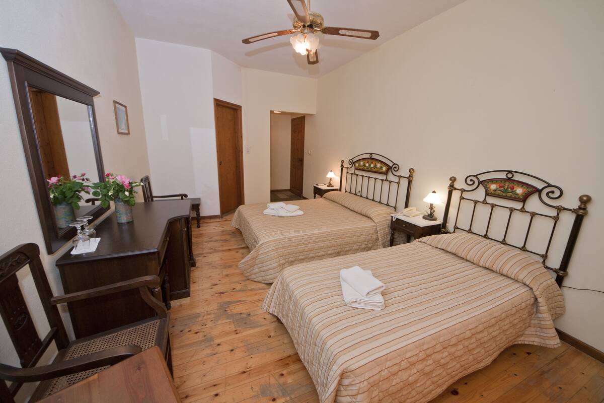 Quarto triplo luxo | Cofres nos quartos, cortinas blackout, Wi-Fi de cortesia, roupa de cama