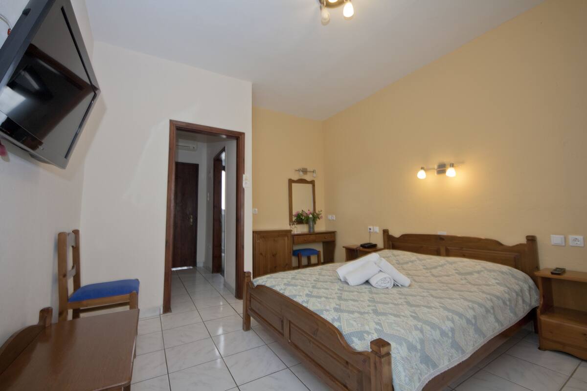 Quarto casal standard, 1 cama de casal, para não fumantes | Cofres nos quartos, cortinas blackout, Wi-Fi de cortesia, roupa de cama