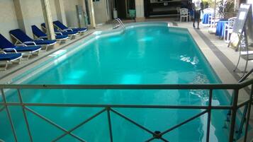 Piscina exterior, guarda-sóis, espreguiçadeiras