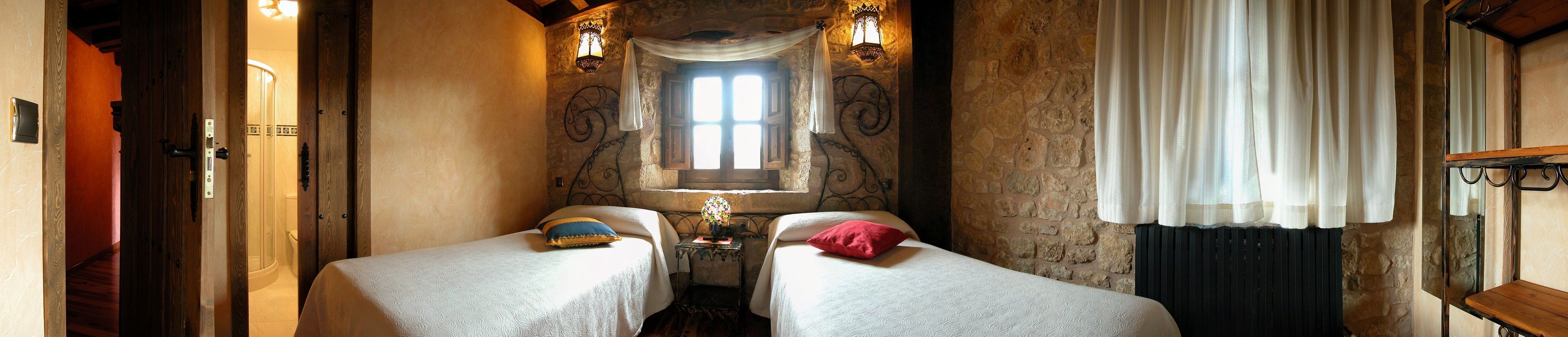 Quarto Duplo ou Twin, vista para a montanha | Secretária, cortinas/cortinados opacos, camas desdobráveis 