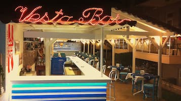 Bar junto à piscina