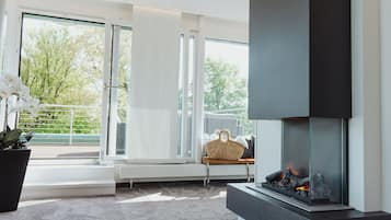 1 quarto, frigobar, cofres nos quartos, escrivaninha