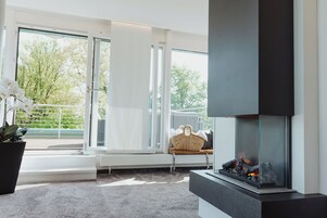 Minibar, cofre com capacidade para portátil, secretária