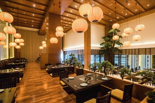 6 restaurantes, com serviço de café da manhã e almoço; culinária coreana