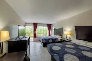 Quarto, 2 camas queen-size, não fumadores | Secretária, ferro/tábua de engomar, Wi-fi grátis