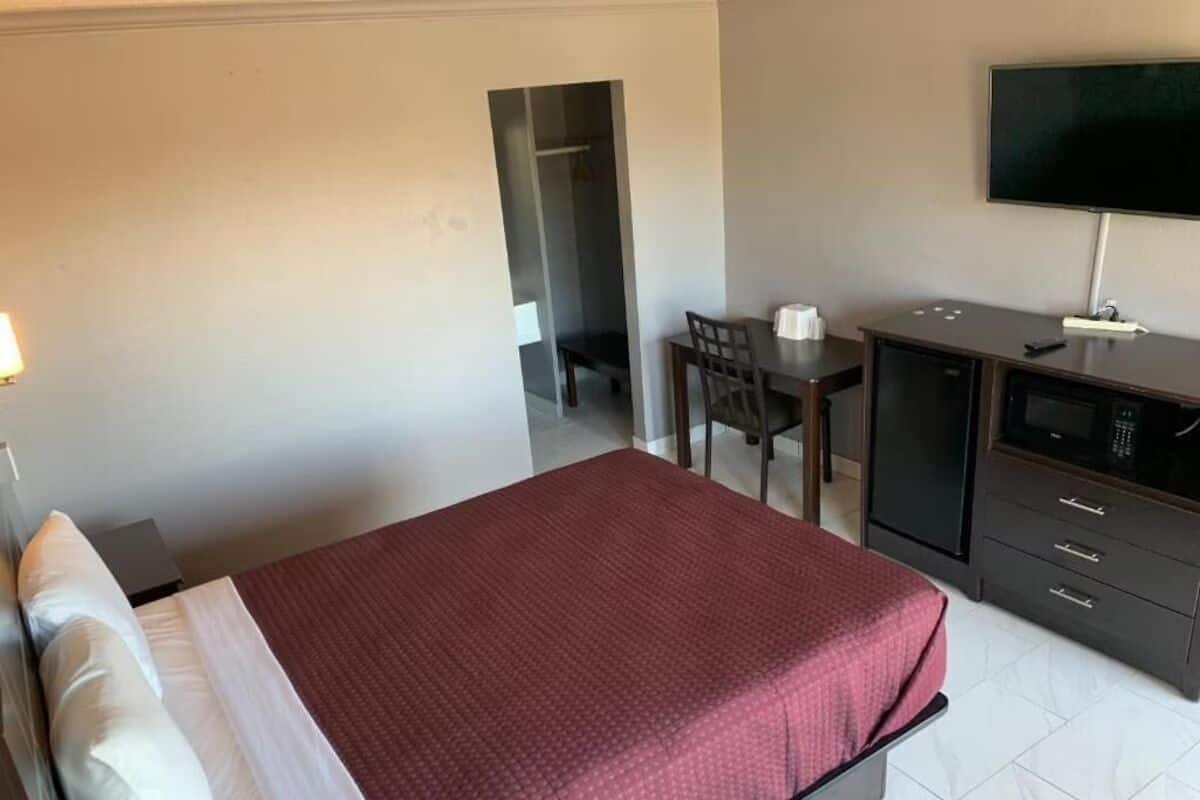 Quarto, 1 cama king-size, não fumadores | Secretária, ferro/tábua de engomar, Wi-fi grátis