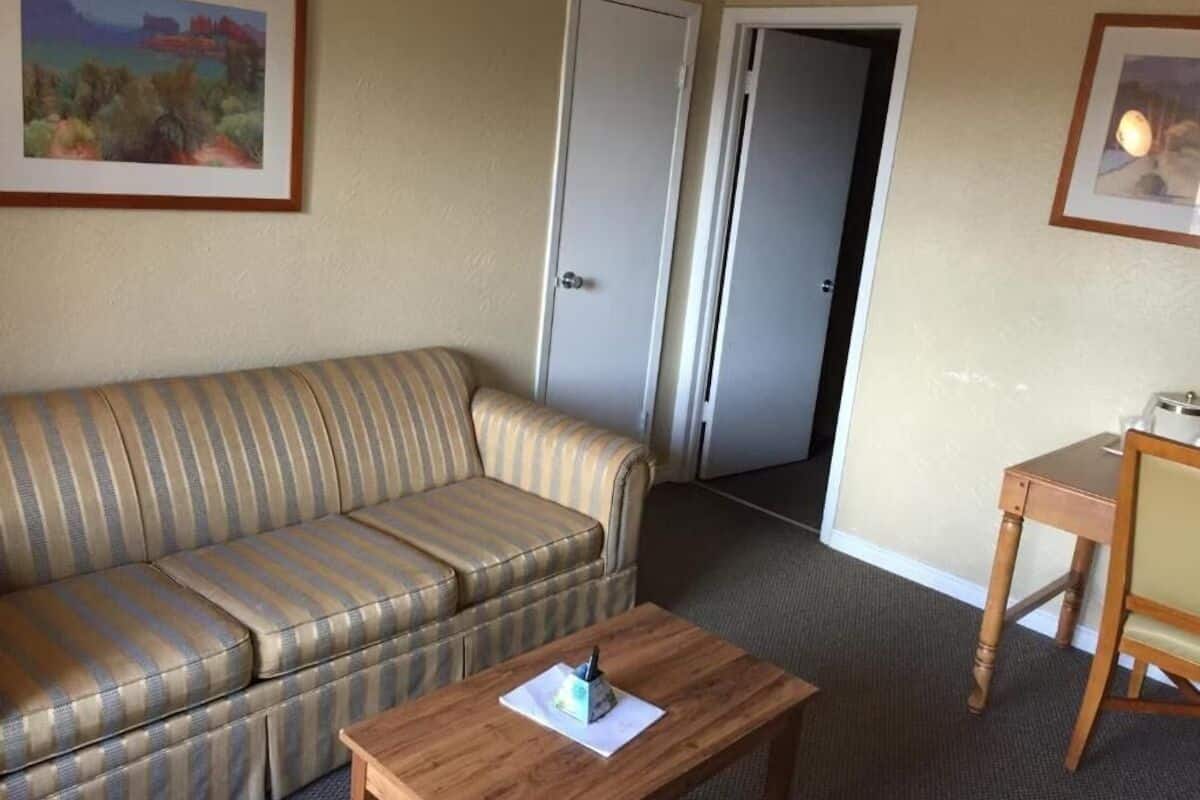 Suite, 1 cama king-size, não fumadores | Secretária, ferro/tábua de engomar, Wi-fi grátis