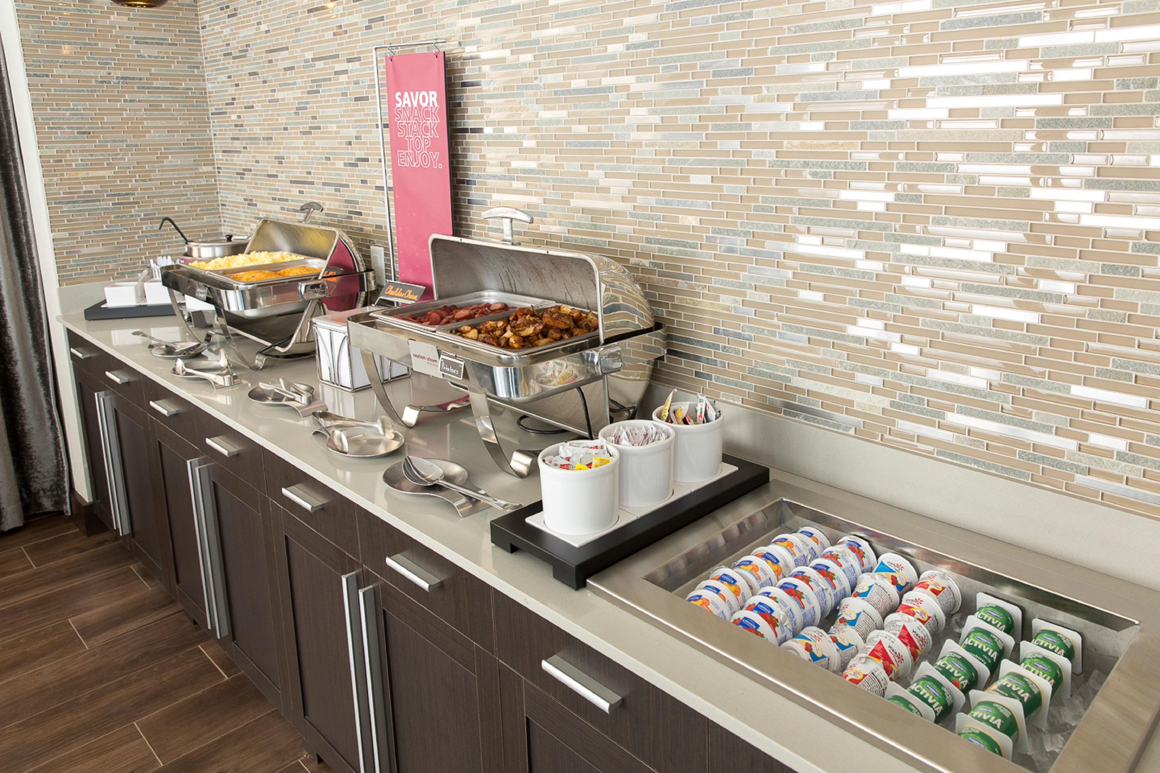 Disposição de buffet com diversas opções de comida e um anúncio promovendo a pilha de petiscos.
