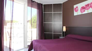 Quarto Duplo, terraço | Roupa de alta qualidade, secretária, berços/camas para crianças grátis