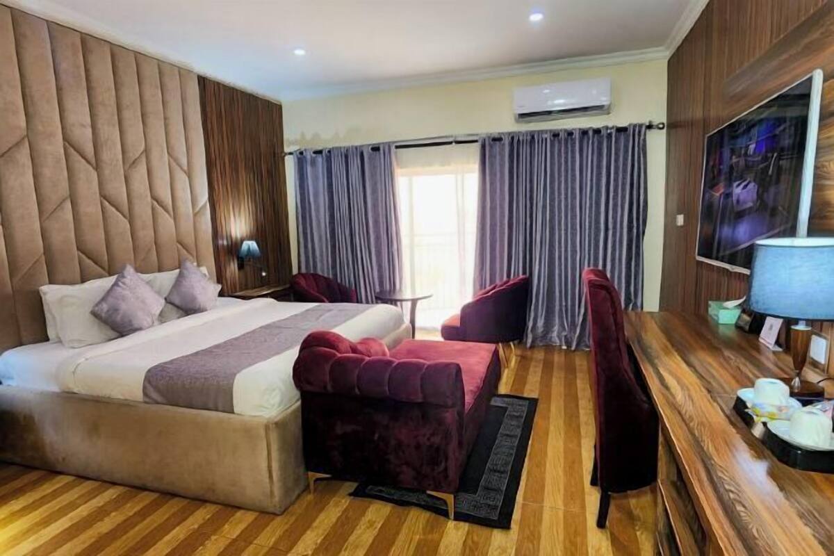 1 quarto, roupa de alta qualidade, cofre no quarto, secretária