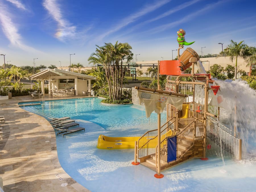 Piscina exterior, da(s) 6:00 à(s) 22:00, guarda-sóis, espreguiçadeiras