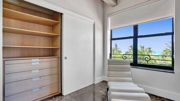 Apartamento Premium, 2 quartos, 2 casas de banho, vista para a praia | Ferro/tábua de engomar, Wi-fi grátis
