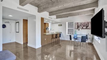 Apartamento Premium, 2 quartos, 2 casas de banho, vista para a praia | Ferro/tábua de engomar, Wi-fi grátis