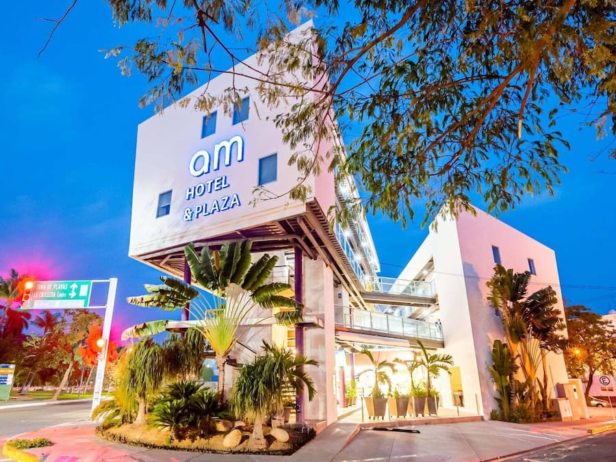 Fachada do alojamento (tarde/noite)