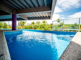 Piscina externa, funciona das 9h30 às 21h30, espreguiçadeiras