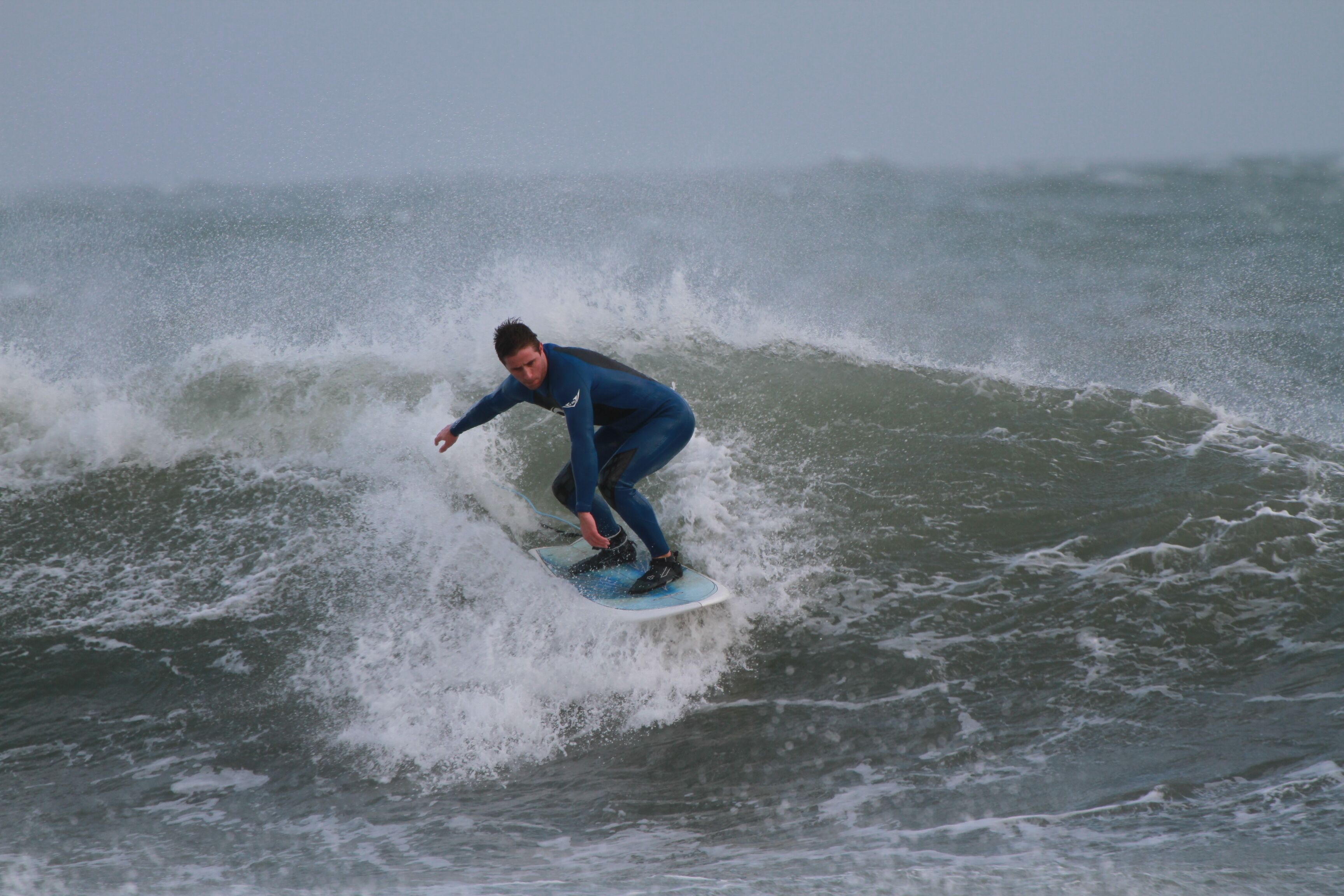 Uma pessoa surfando em uma onda.