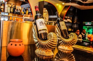 3 bares/lounges, bar ao lado da piscina