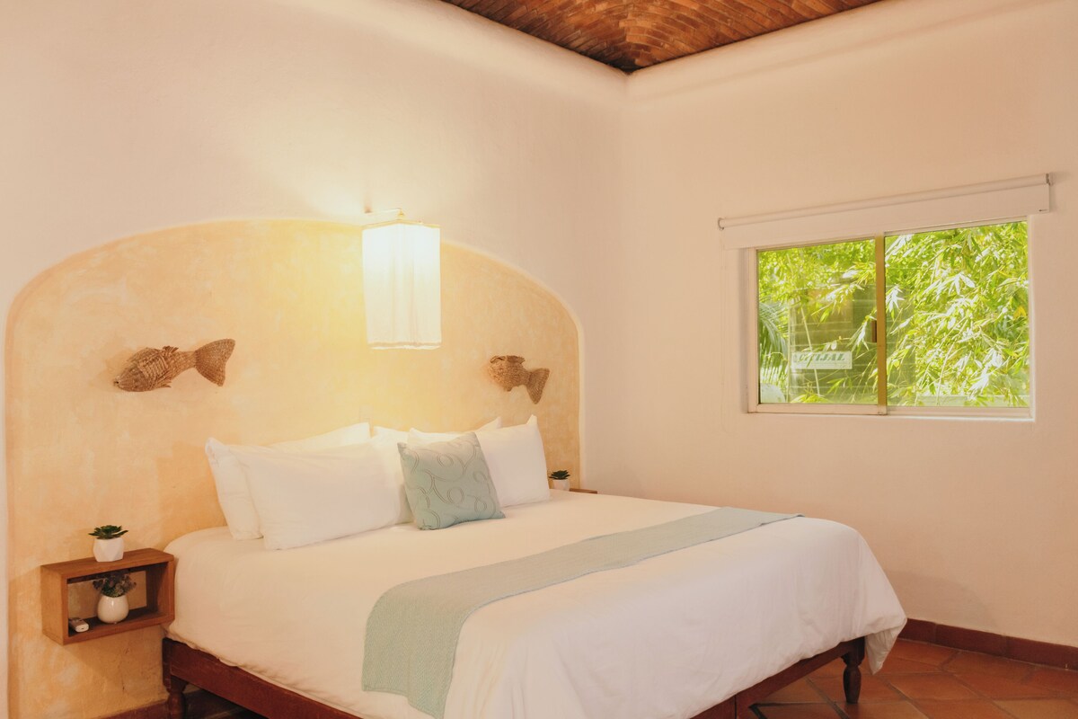 Cofre no quarto, roupa de cama fornecida 