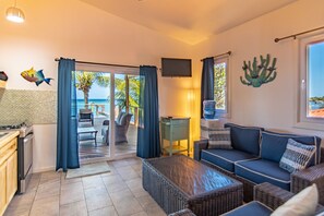 Quarto (Sunset View Condo @ The Blue Bahia Re) | Sala de estar | Televisor de ecrã plano de 32 polegadas com canais por cabo, televisor 