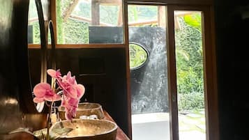 Quarto Premier, 2 quartos | Casa de banho | Artigos de higiene pessoal grátis, um secador de cabelo