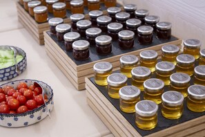 Café da manhã com buffet todos os dias (EUR 20 por pessoa) 