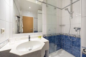 Quarto casal | Banheiro | Produtos de toalete grátis, secador de cabelo, toalhas de banho 