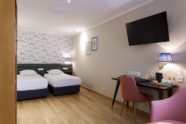 Quarto duplo superior | Cofres nos quartos, escrivaninha, espaço de trabalho para notebook