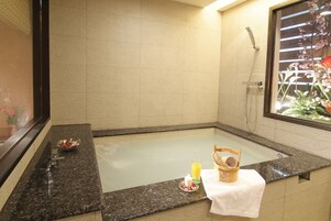 Edredões de penas, cortinas/cortinados opacos, quartos insonorizados 