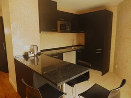 Apartamento, 1 quarto | Kitchenette privada | Um frigorífico, um micro-ondas no espaço comum 