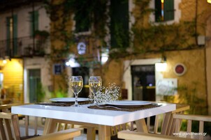 Fachada do alojamento (tarde/noite)