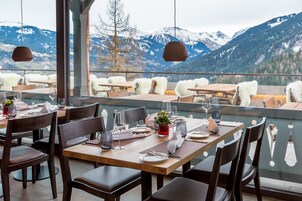 Pequenos-almoços servidos, com espaço para refeições ao ar livre 