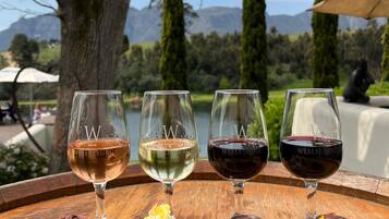 Pequenos-almoços e almoços servidos, com vista para o jardim