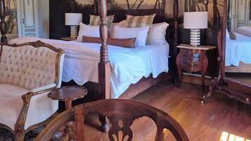 1 quarto, cofre no quarto, secretária, ferro/tábua de engomar