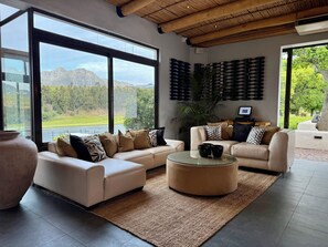 Serviço de café da manhã, culinária internacional, vistas para o jardim 