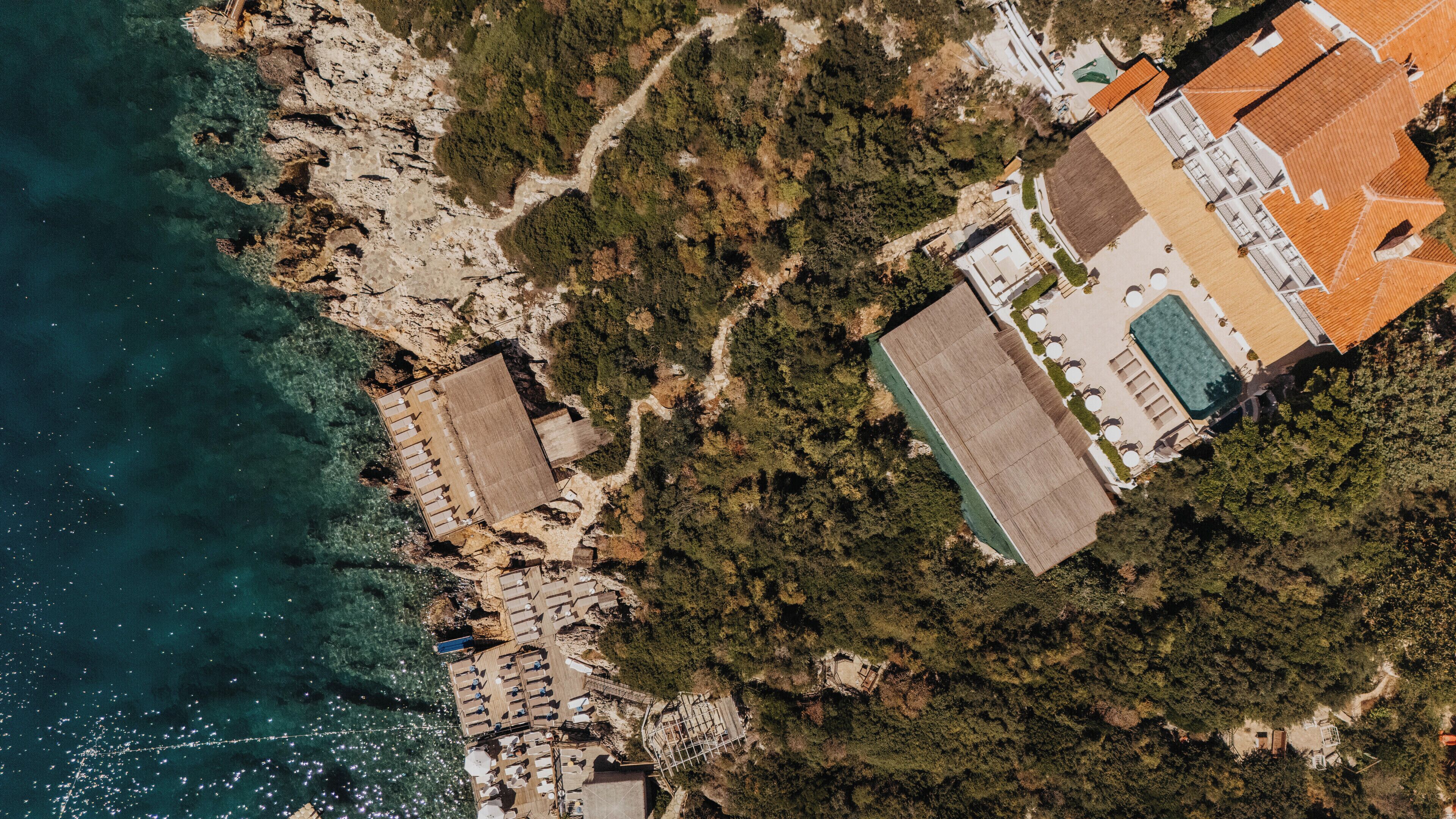 Uma praia privada, espreguiçadeiras, guarda-sóis de praia 