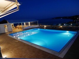 Piscina exterior, guarda-sóis, espreguiçadeiras 