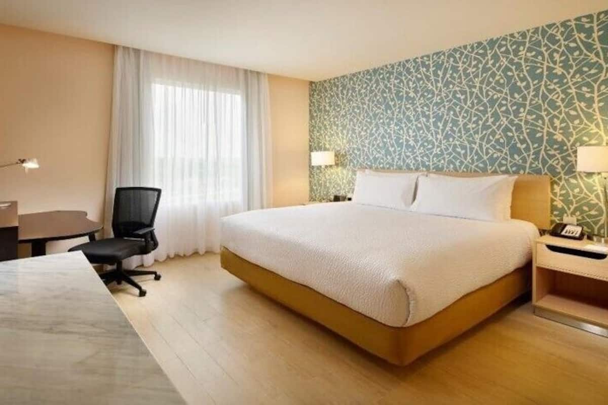 Quarto, 1 cama King, vista para a cidade | Cofres nos quartos, escrivaninha, ferros/tábuas de passar roupa