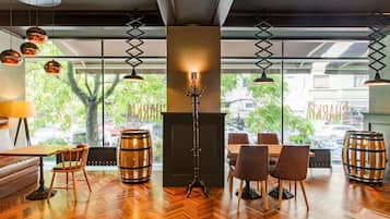 Café da manhã, almoço e jantar; culinária internacional