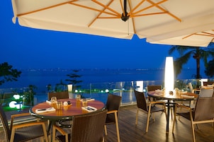 2 restaurantes, pequenos-almoços servidos, cozinha internacional