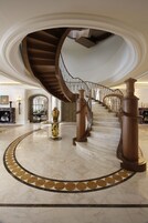 Roupas de cama premium, frigobar, cofres nos quartos