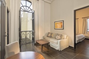 French Balcony Suite | Sala de estar | TV de ecrã plano 