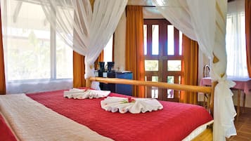 Quarto casal superior | Cofres nos quartos, individualmente decorados