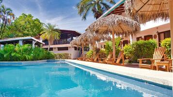 Piscina externa, espreguiçadeiras