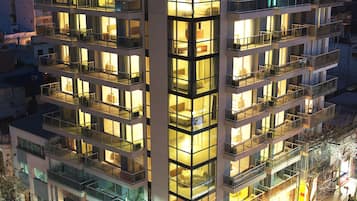 Fachada da propriedade à noite