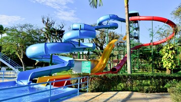 Piscina interna, 2 piscinas externas, guarda-sóis, espreguiçadeiras