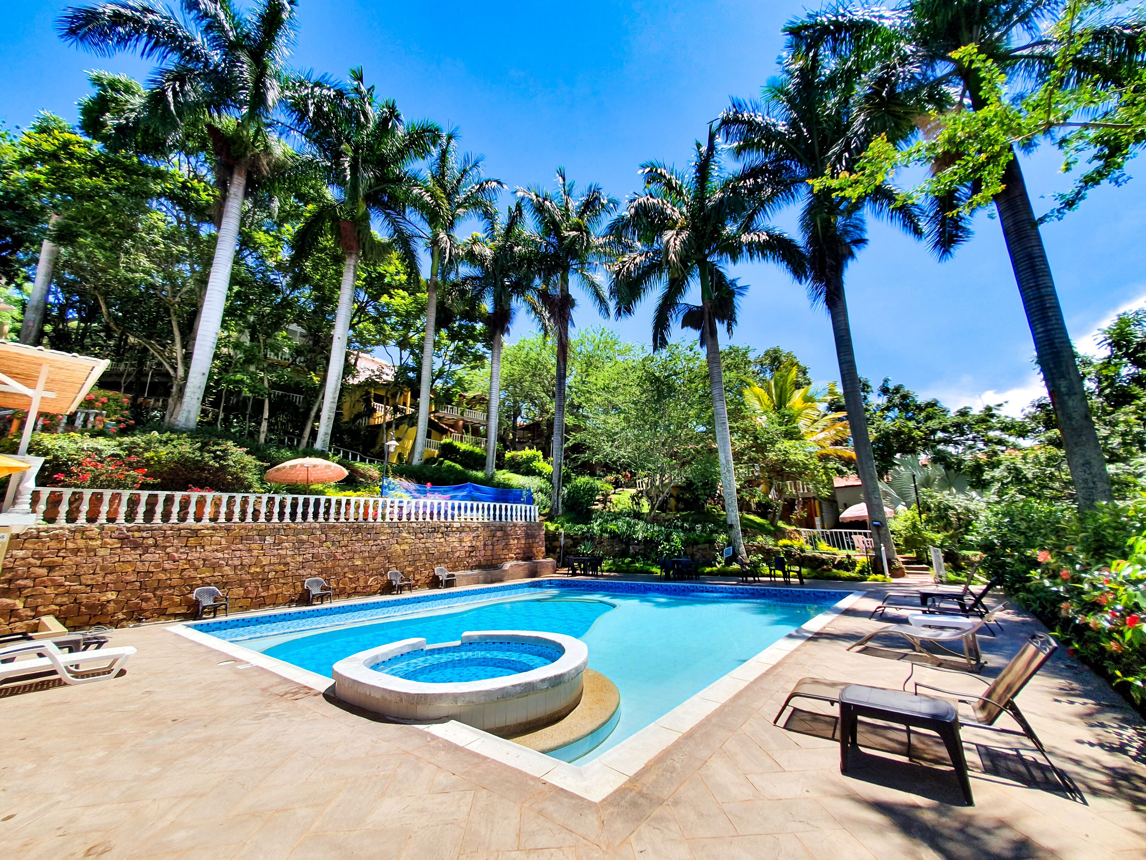 Piscina exterior, guarda-sóis 