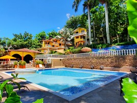 Piscina externa, guarda-sóis
