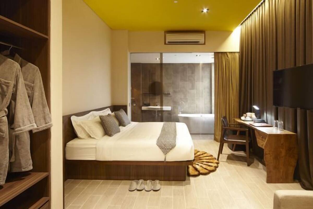 Minibar grátis, cofre com capacidade para portátil