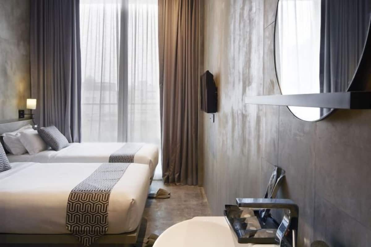 Minibar grátis, cofre com capacidade para portátil